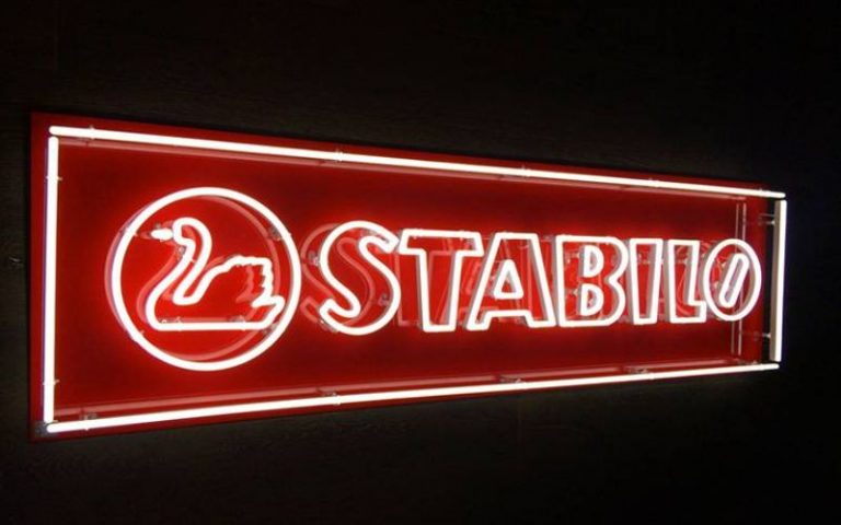 Outdoor Neon Signs Guide - Neon Signs - Custom Signage Makers ...